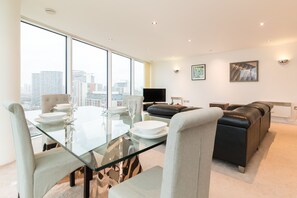 Apartamento, 2 quartos | Refeições no quarto