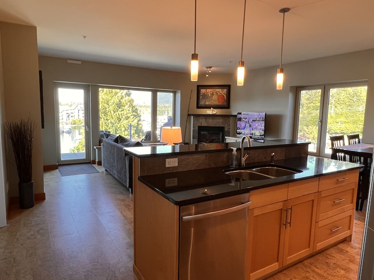 Clean-modern-wifi-harbour & Mtn Views-spacious-short Walk To Town & Beach Trails - Ucluelet