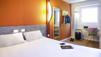 Quarto triplo, várias camas | Cortinas blackout, Wi-Fi de cortesia, roupa de cama