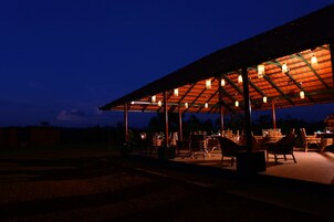 Café da manhã, almoço e jantar; culinária internacional 