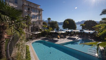 Piscina exterior, espreguiçadeiras