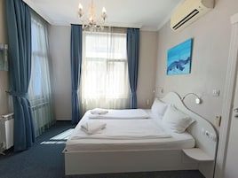 Apartment, 1 Bedroom, Sea View | Minibar, cofre no quarto, secretária