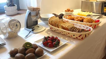 Pequeno-almoço preparado no momento diário mediante uma taxa