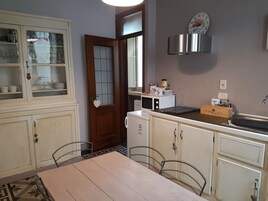 Apartamento, várias camas | Sala de estar | Televisor 