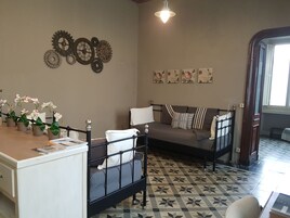 Apartamento, várias camas | Roupa de alta qualidade, minibar com produtos grátis 