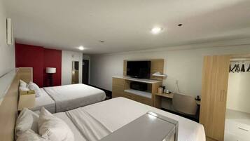 Quarto, várias camas, não fumadores | Secretária, secretária adequada para computadores portáteis