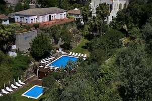 Piscina interior, piscina exterior sazonal