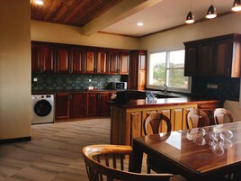 Apartamento, 2 quartos, vista para a piscina | Cozinha privada | Um frigorífico, um micro-ondas, uma chaleira elétrica