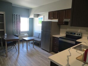 Um frigorífico (a pedido), um micro-ondas, uma cafeteira/bule 