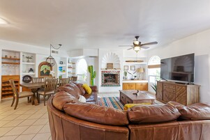 Casa geminada família, 3 quartos | Sala de estar | TV de tela plana 50 polegadas com canais a cabo, TV, DVD player