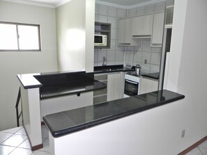 Apartamento | Cozinha privada | Um frigorífico/congelador grande, um micro-ondas, um forno 