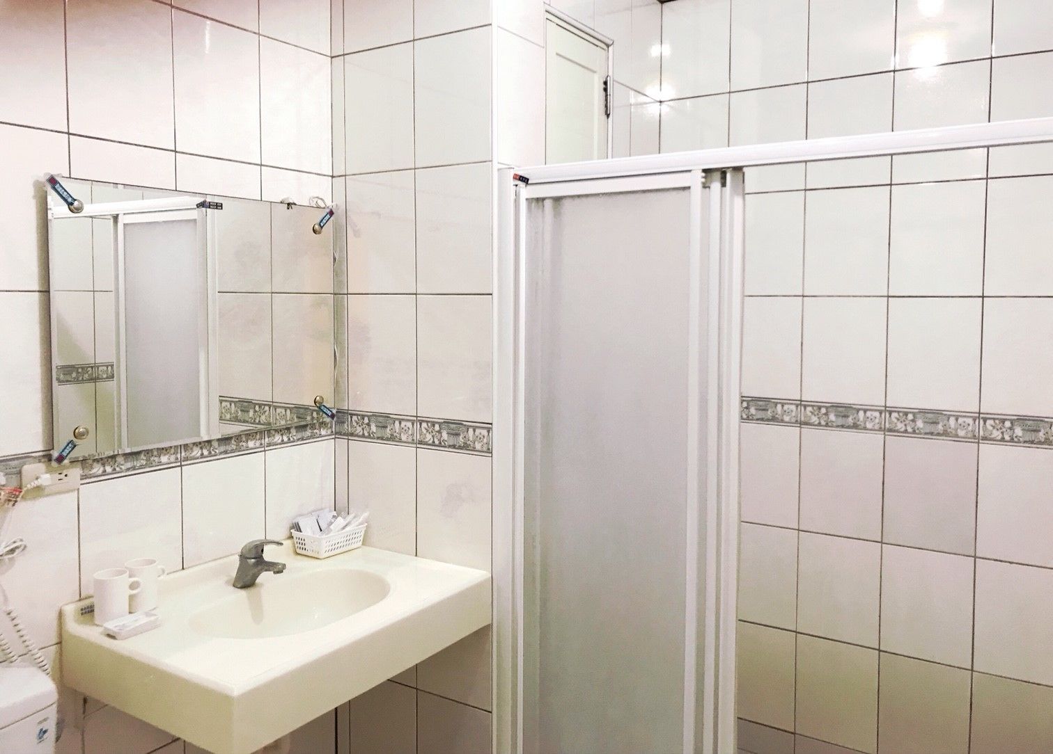 Chuveiro, produtos de toalete grátis, secador de cabelo, chinelos