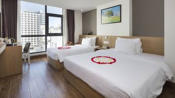 Quarto Triplo de Luxo, Vista para a cidade | 1 quarto, roupa de alta qualidade, minibar, cofre no quarto