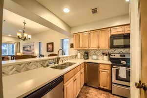 Condo, 2 quartos | Cozinha privada | Geladeira, micro-ondas, fogão, cooktop