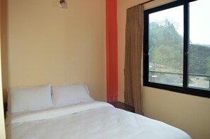 Escrivaninha, quartos à prova de som, Wi-Fi de cortesia, roupa de cama