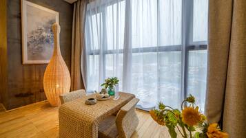 Quarto Premium, 1 cama king-size | Secretária, cortinas/cortinados opacos, Wi-fi grátis