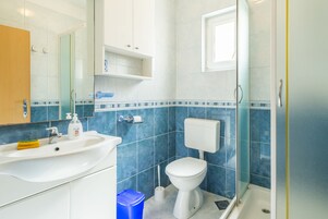 Apartamento, 1 quarto, vista para o mar (Plavi) | Casa de banho | Um polibã, um secador de cabelo