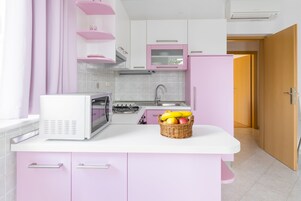 Apartamento, 1 quarto, vista para o mar | Cozinha americana privada | Geladeira, micro-ondas, fogão, cooktop