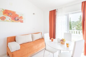 Apartamento, 1 quarto, vista para o mar | Sala de estar | TV de ecrã plano 