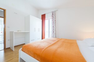 Apartamento, 1 quarto, vista para o mar | 1 quarto, secretária, cortinas/cortinados opacos, quartos insonorizados