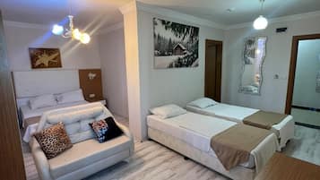 Quarto Quádruplo Familiar | Casa de banho | Um secador de cabelo, chinelos