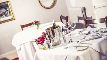 Pequenos-almoços e jantares servidos, incluindo cozinha britânica