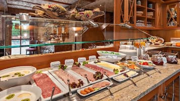 Pequenos-almoços, almoços e jantares servidos
