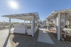 Praia particular nas proximidades, areia branca, espreguiçadeiras 