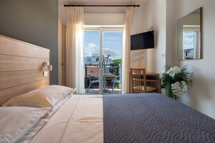 Quarto casal ou duplo econômico, sacada | Escrivaninha, Wi-Fi de cortesia, roupa de cama
