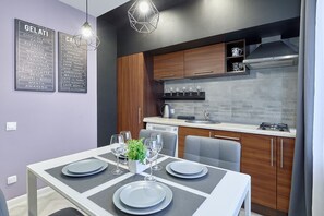Suite-Estúdio Deluxe, 1 cama king-size e sofá-cama, no piso executivo (Velyka Vasylkivska, 54/34) | Casa de banho | Um polibã, artigos de higiene pessoal grátis, um secador de cabelo 
