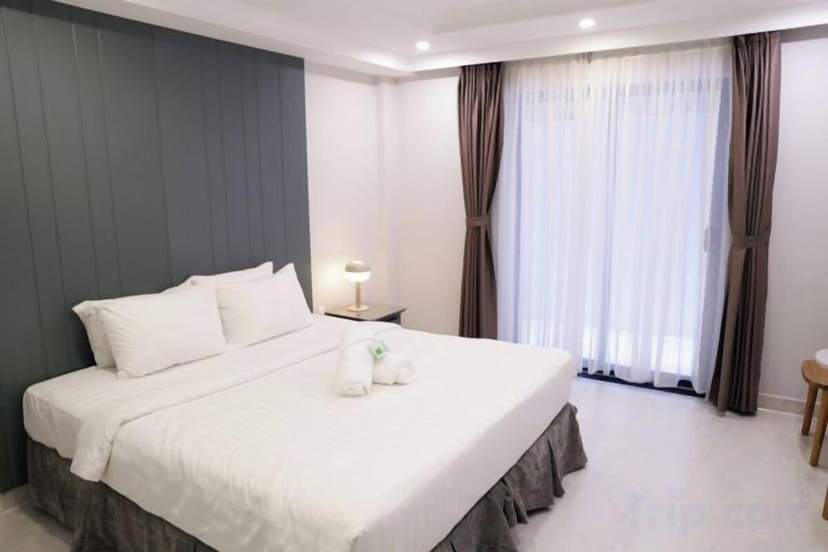 Minibar com produtos grátis, cofre no quarto, secretária 