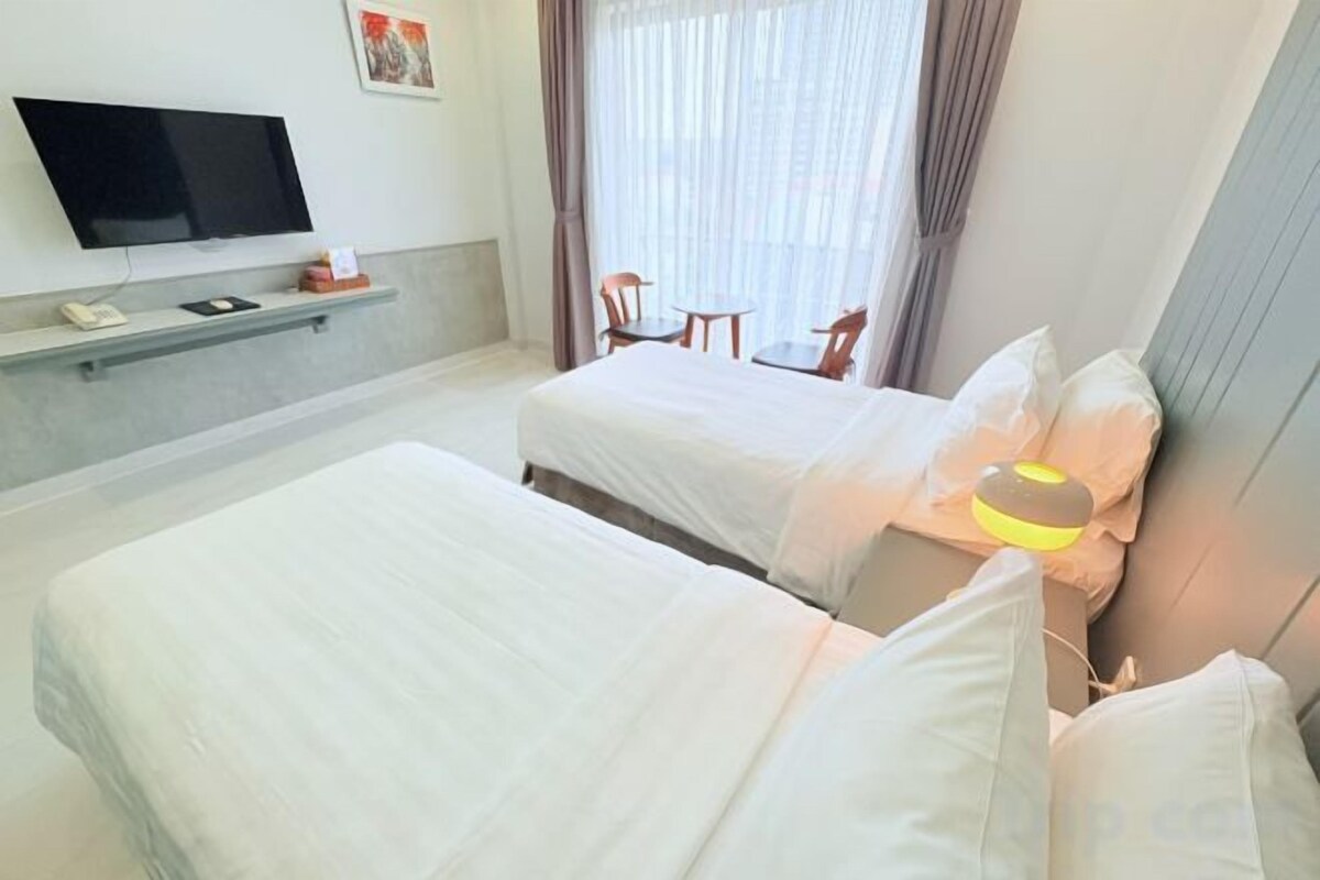 Minibar com produtos grátis, cofre no quarto, secretária 