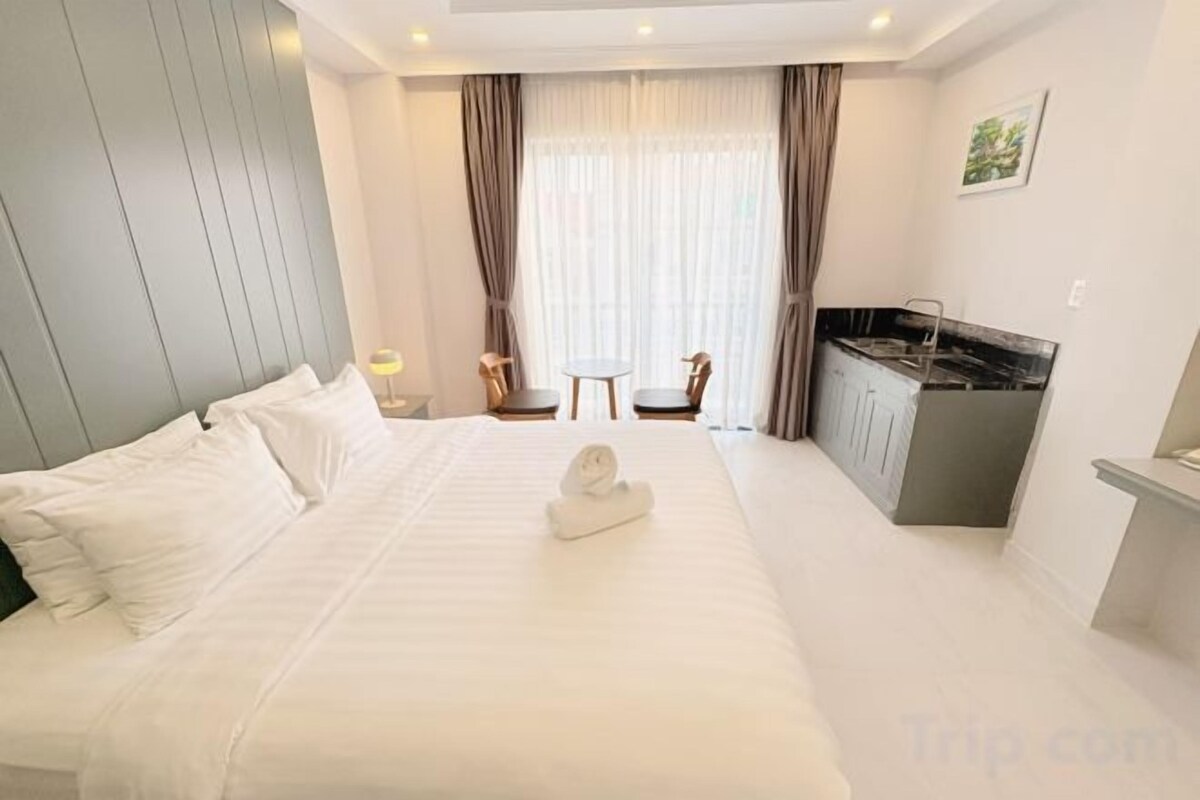 Minibar com produtos grátis, cofre no quarto, secretária 