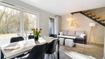 Villa, 2 quartos, vista para o jardim | Sala | TV de ecrã plano, ténis de mesa