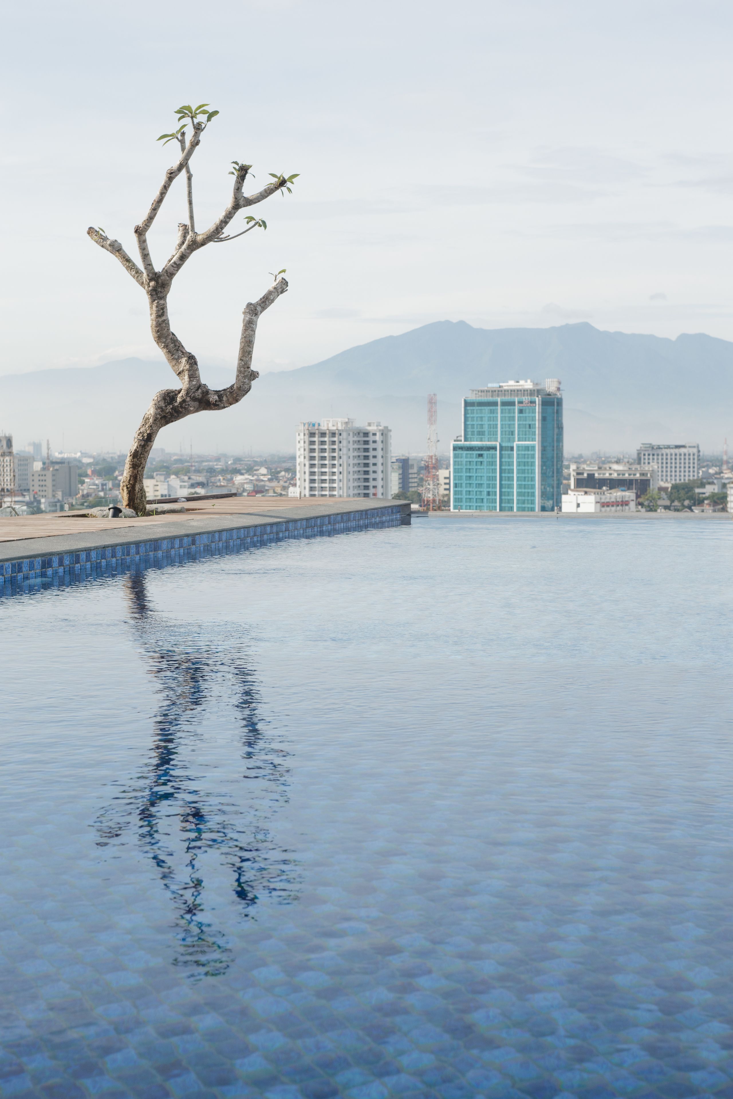 Piscina exterior, espreguiçadeiras 