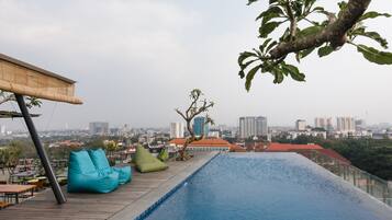 Piscina exterior, espreguiçadeiras