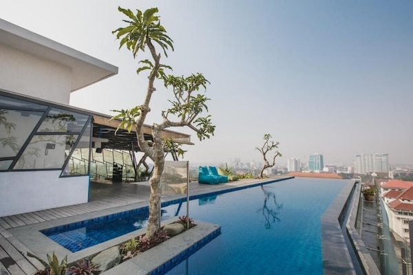 Piscina exterior, espreguiçadeiras