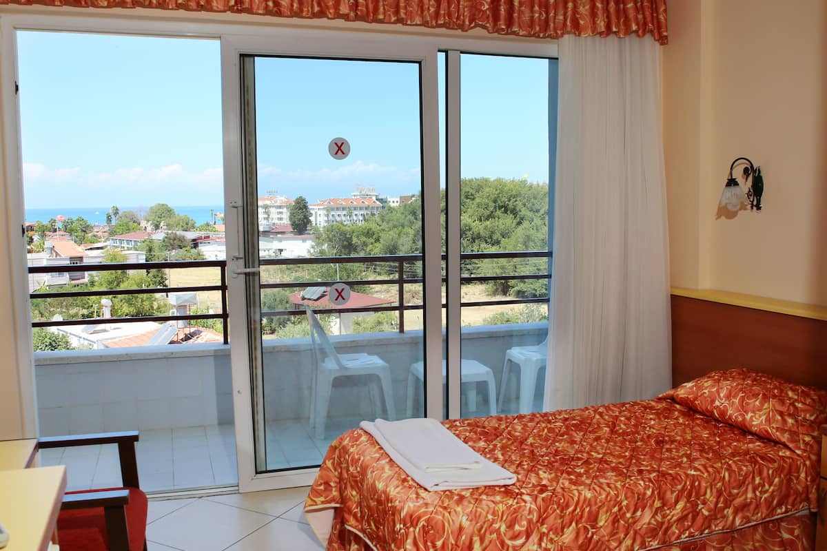 Quarto standard, vista parcial para o mar | Cofres nos quartos, escrivaninha, berços grátis, Wi-Fi de cortesia