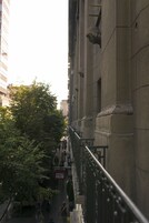 Um edifício com fachada de pedra, guarda-corpo de metal e uma placa com a inscrição "IMPACT HUB".