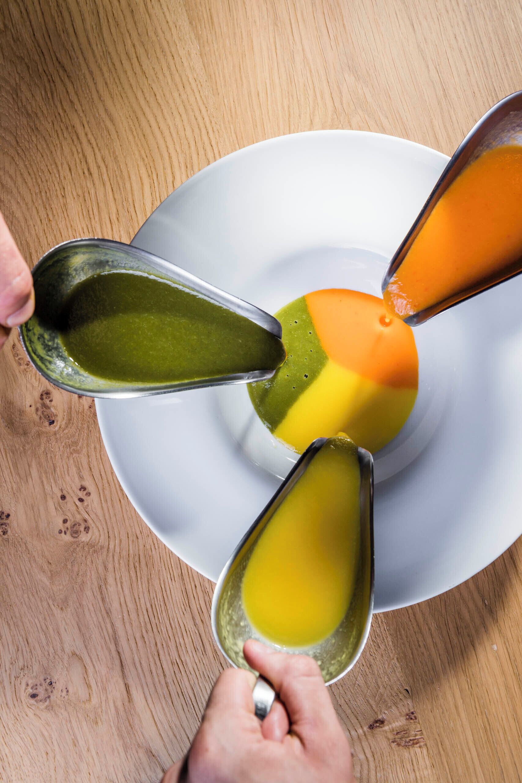 Um prato branco com um objeto amarelo e laranja.
