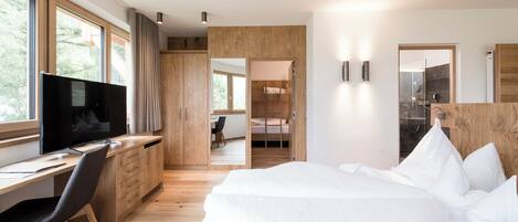 Quarto quádruplo luxo | 1 quarto, cofres nos quartos, Wi-Fi de cortesia, roupa de cama