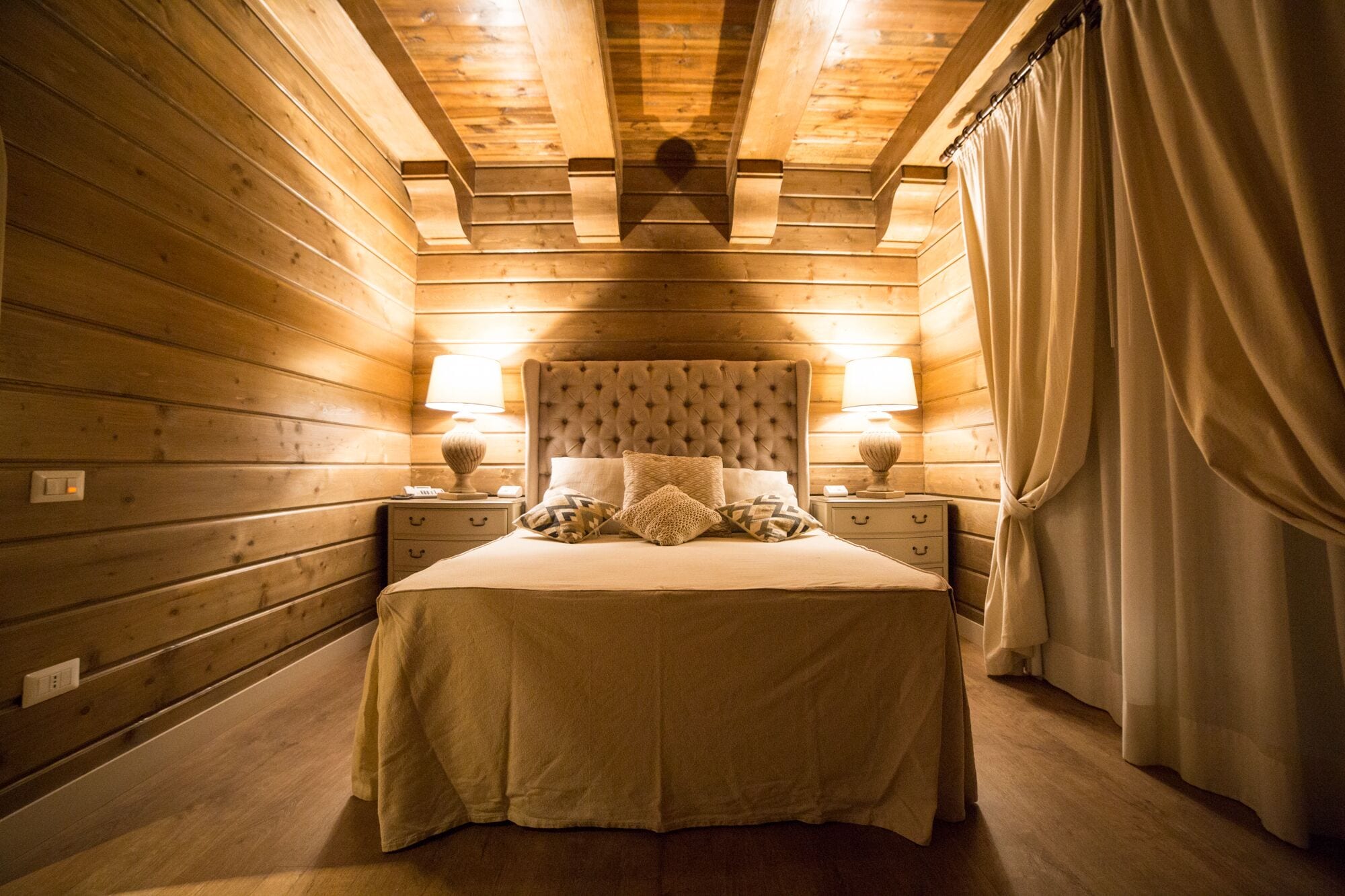 Quarto Superior, 1 cama queen-size | 1 quarto, minibar, cofre no quarto, secretária 