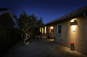 Fachada do alojamento (tarde/noite)