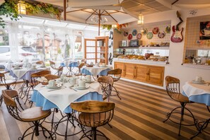 Pequeno-almoço tipo buffet diário incluído 