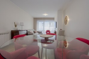 Apartamento, 2 quartos | Sala de estar | TV de ecrã plano 