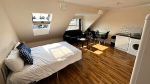 Quarto Duplo Deluxe | Ferro/tábua de engomar, Wi-fi grátis, roupa de cama fornecida