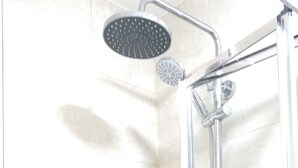 Quarto Duplo Deluxe (1) | Casa de banho | Um polibã, artigos de higiene pessoal grátis
