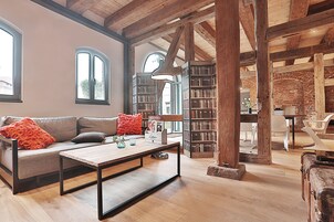 Apartamento Deluxe (Sternwitten) | Sala de estar | TV de ecrã plano, lareira, leitor de DVD, escritórios 