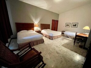 Quarto casal conforto, 1 cama King, para não fumantes | Frigobar, cofres nos quartos, escrivaninha, Wi-Fi de cortesia