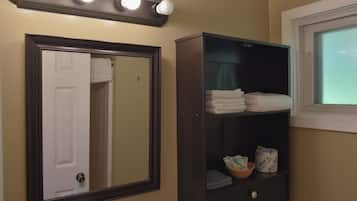 Quarto Individual | Casa de banho | Artigos de higiene pessoal grátis, toalhas fornecidas